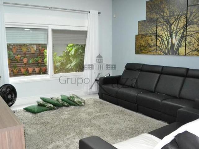 Sobrado Jardim Siesta Jacareí 291m² 4 Dormitórios e suítes