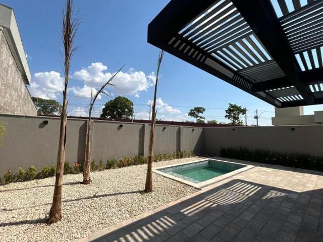 Sobrado Jardins Porto Senador Canedo 3 suítes plenas e piscina Prox. Flamboyant Casa em Con