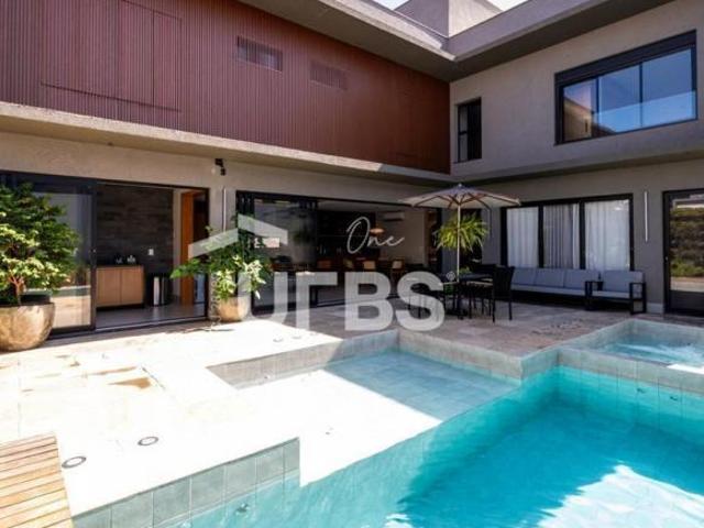 Sobrado luxoso no Jardins França com closet e suíte térrea