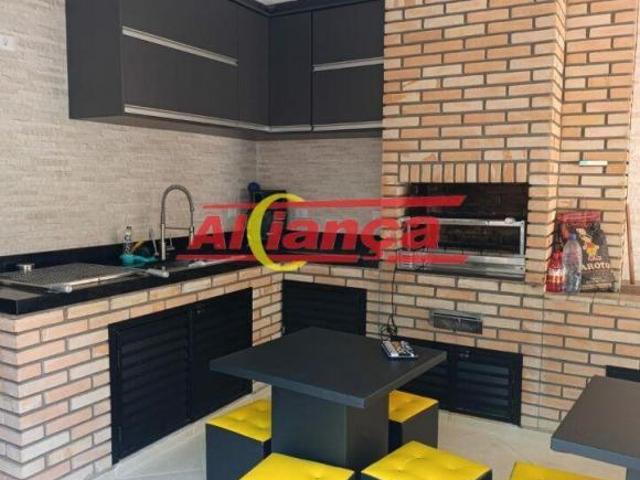 SOBRADO LUXUOSO, COM 03 DORMITÓRIOS AMPLOS, SENDO 01 SUÍTE COM BANHEIRA E CLOSET