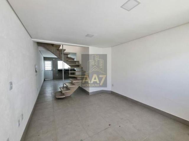 Sobrado lindo com 2 sites e garagem para 5 autos
