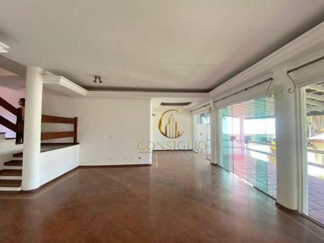 Sobrado localizado no bairro Esplanada, com excelente distribuição dos ambientes e ótimo padrão de a