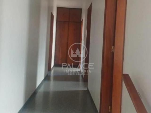 Sobrado localizado na avenida São João, próximo a Esalq