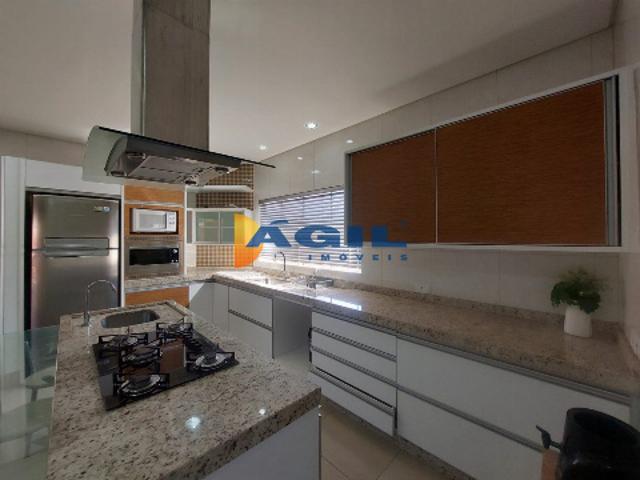 Sobrado para alugar com 3 Suítes + 1 Quarto em Conjunto Habitacional Karina, Maringá PR