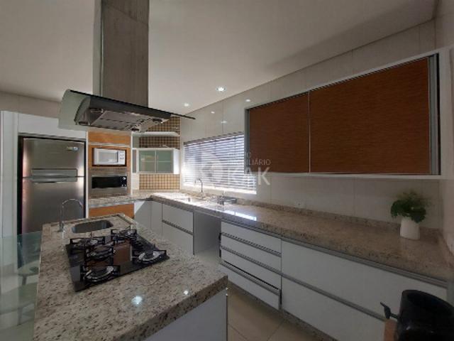 Sobrado para alugar com 3 Suítes + 1 Quarto em Conjunto Habitacional Karina, Maringá PR