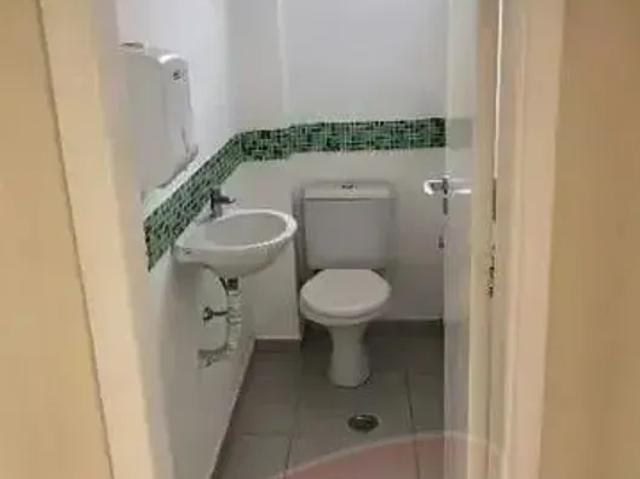Sobrado para aluguel tem 300m² com 9 salas em Ipiranga