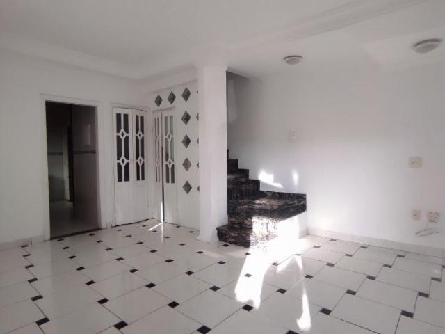 Sobrado para Aluguel com 3 quartos, 198 m² por R$ 3.000