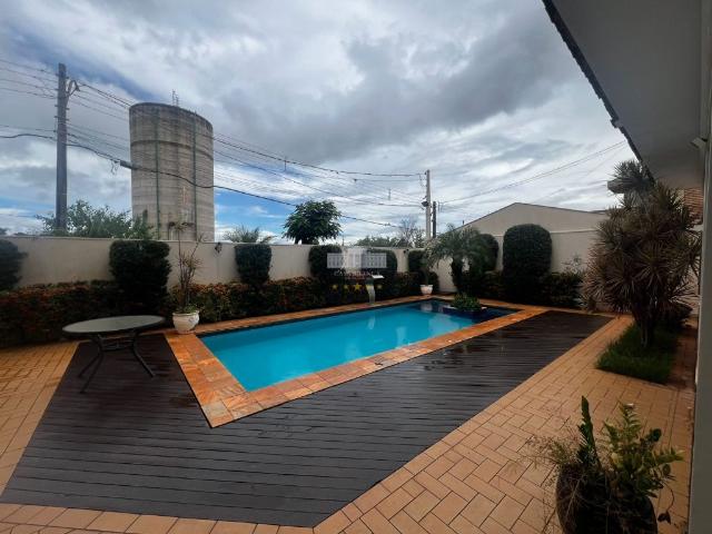 Sobrado para Aluguel com 4 quartos, 367 m² por R$ 10.000