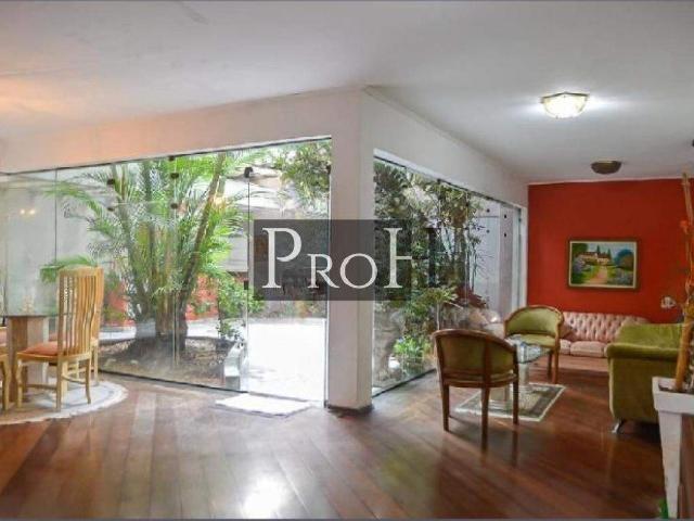 Sobrado para Aluguel com 4 quartos, 378 m² por R$ 7.600