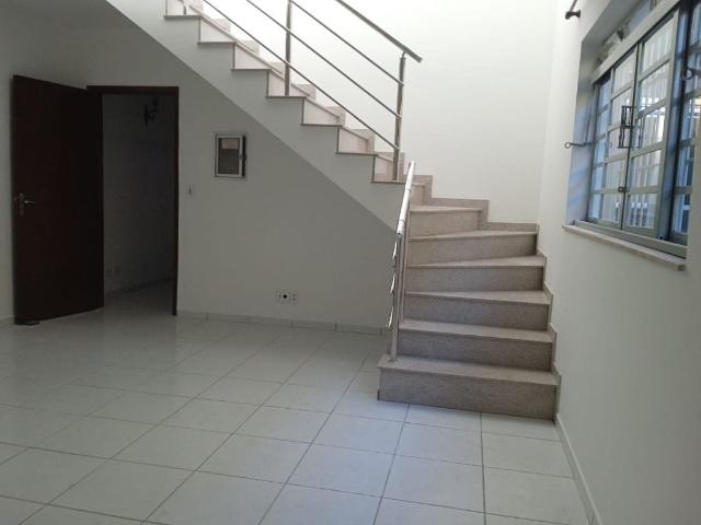 Sobrado para Locação com 3 Quartos Suite e 2 Vagas na Vila Friburgo