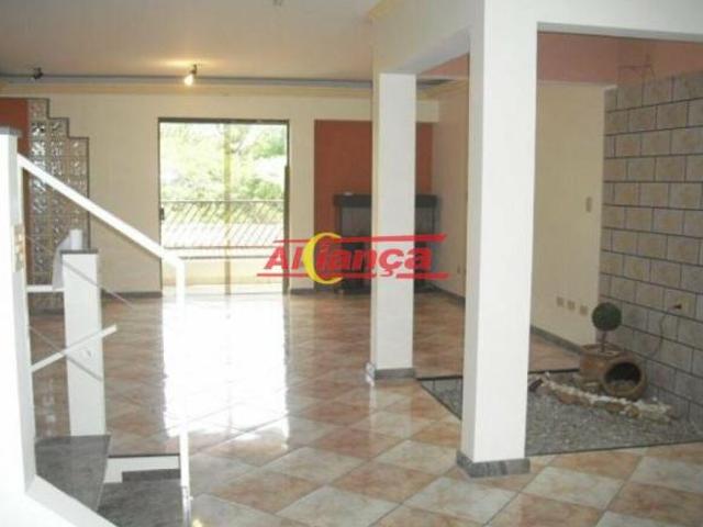 Sobrado para uso comercial ou residencial, 2 vagas, sala ampla, 3 dormitórios 2 suites, 3 andares