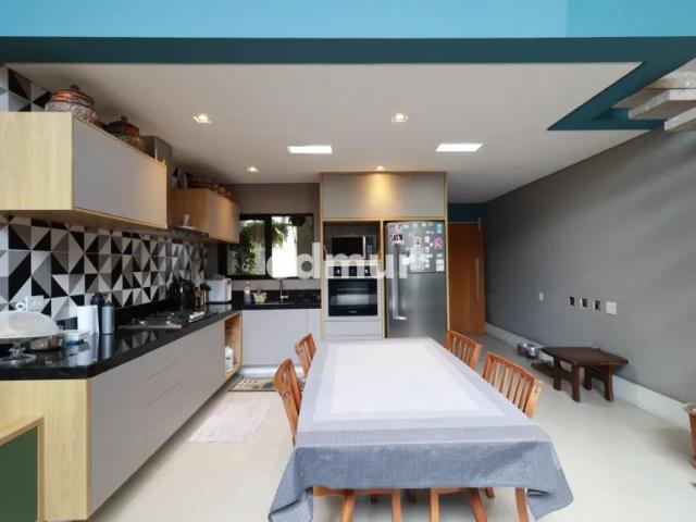 SOBRADO para VENDA com 143m² no bairro Vila Metalúrgica com 1 quartos e 2 vagas. Santo André, SP
