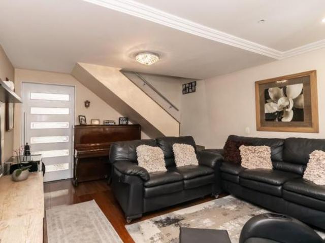 Sobrado para venda com 2 quartos, sendo 2 suítes, 96m²