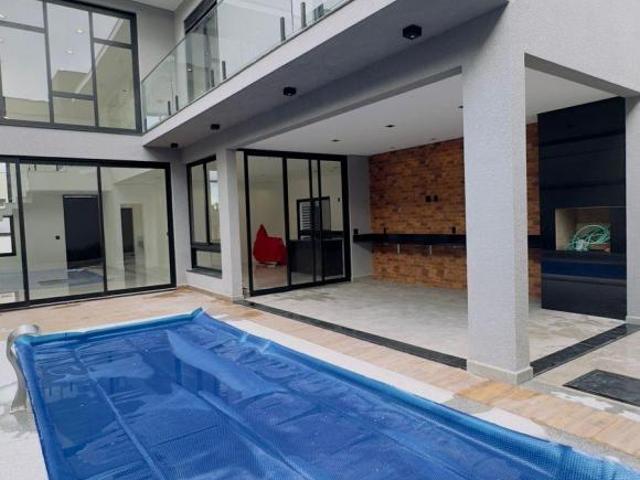 Sobrado para venda com 3 suítes e piscina no Condomínio Mosaico Essence