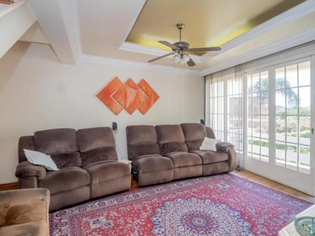 Sobrado para venda com 3 quartos, 256m²