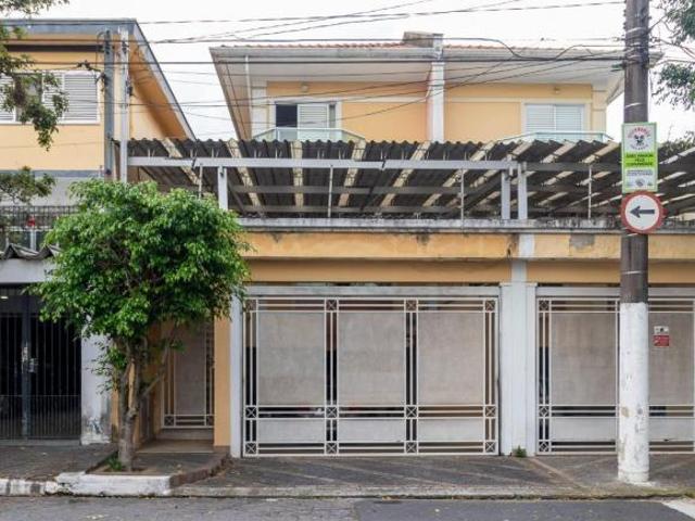 Sobrado para venda com 5 quartos, sendo 3 suítes, 200m²