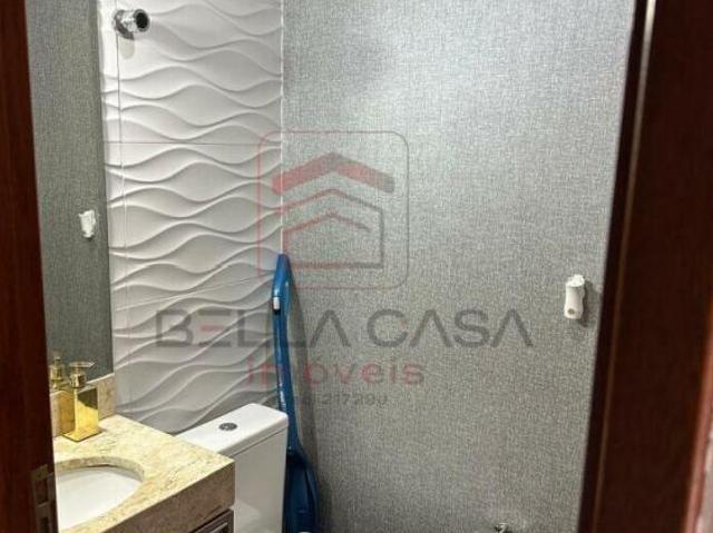 Sobrado para venda em condomínio fechado com 2 suítes, lavabo e 2 vagas cobertas