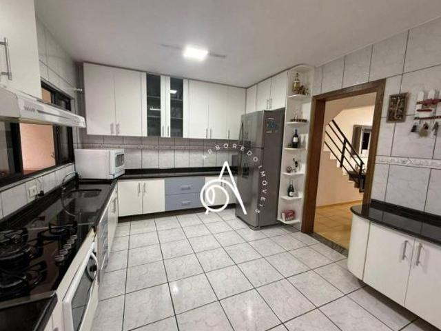 Sobrado para venda em Costeira de 216.00m² com 3 Quartos, 1 Suite e 7 Garagens
