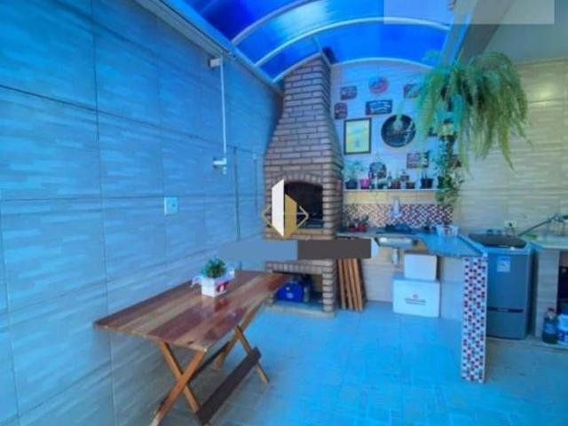 Sobrado para venda em Centro de 212.00m² com 3 Quartos, 2 Suites e 3 Garagens