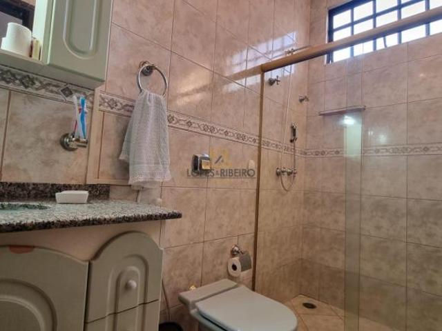 Sobrado para venda em Centro de 215.00m² com 4 Quartos, 2 Suites e 3 Garagens
