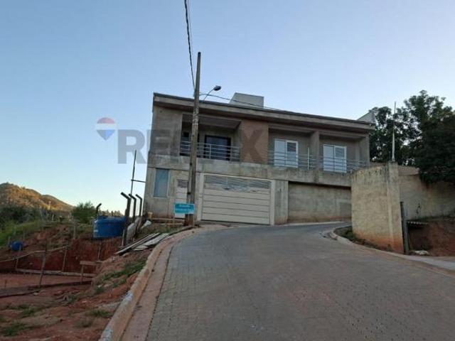 Sobrado para venda em Centro de 230.00m² com 2 Quartos, 2 Suites e 3 Garagens