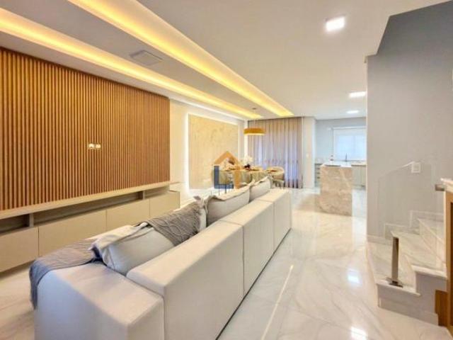 Sobrado para venda em Água Verde de 246.00m² com 3 Quartos, 3 Suites e 2 Garagens