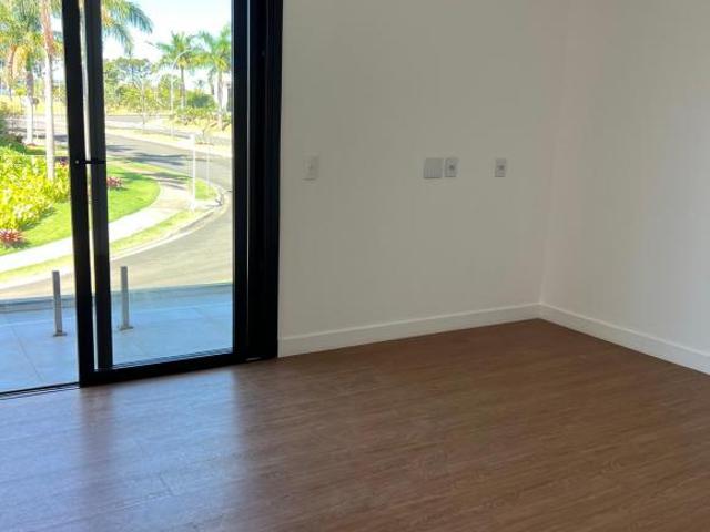 Sobrado para venda em Alphaville Nova Esplanada de 340.00m² com 4 Quartos e 4 Suites