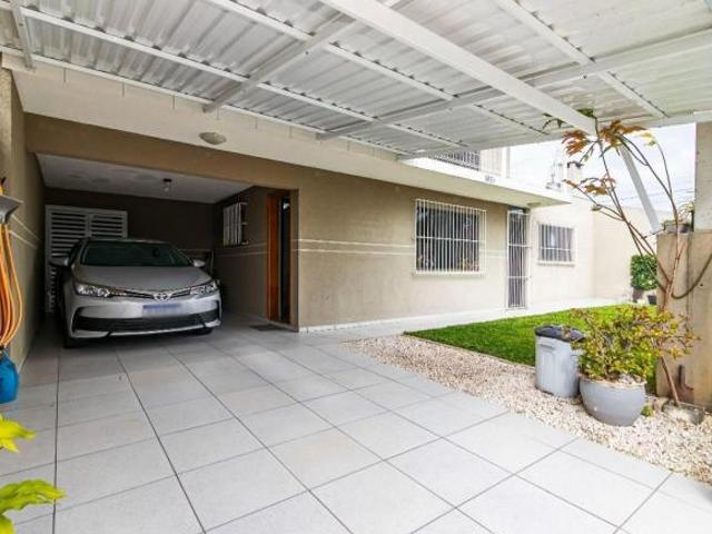 Sobrado para venda em Boqueirão de 202.00m² com 3 Quartos, 1 Suite e 2 Garagens