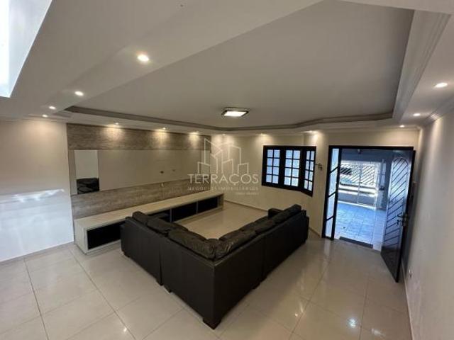 Sobrado para venda em Horto Santo Antonio de 270.00m² com 3 Quartos, 3 Suites e 4 Garagens