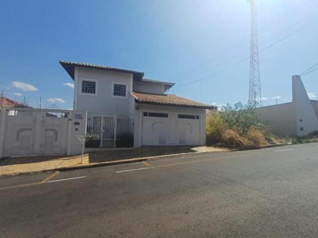 Sobrado para venda em Jardim Barão com 4 quartos, sendo 4 suítes, 327m²
