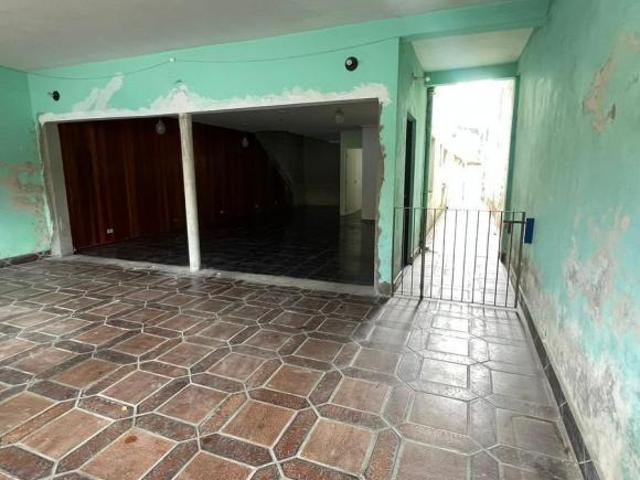 Sobrado para venda em Jardim Dos Ipês de 180.00m² com 3 Quartos, 2 Suites e 2 Garagens
