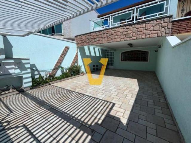 Sobrado para venda em Jardim Regina com 3 quartos, sendo 1 suíte, 231m²