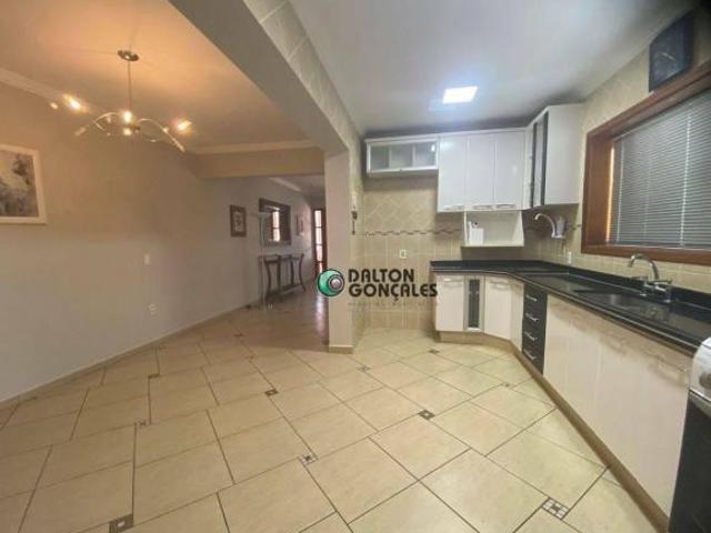Sobrado para venda em Jardim Regina de 220.00m² com 3 Quartos, 1 Suite e 4 Garagens