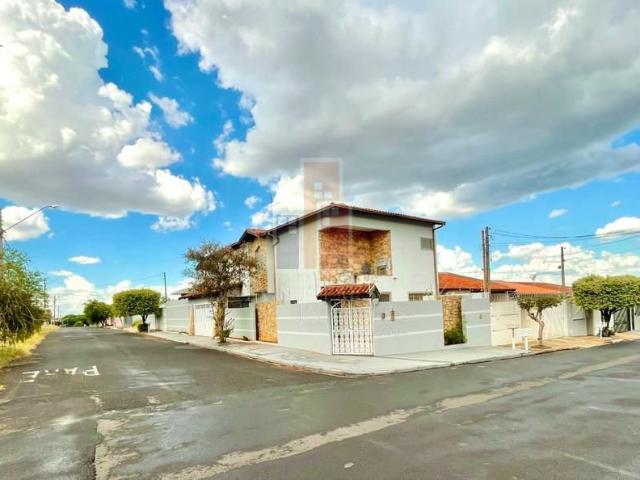 Sobrado para venda em Jardim Terra Branca de 297.00m² com 4 Quartos, 1 Suíte e 2 Garagens
