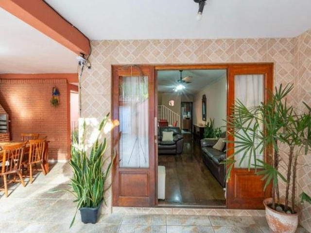 Sobrado para venda em Jardim Três Marias com 3 quartos, sendo 3 suítes, 130m²