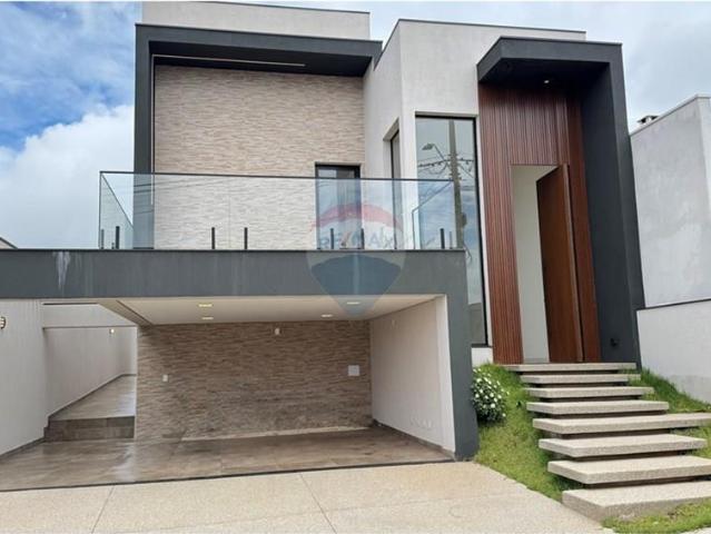 Sobrado para venda em Lívia Iii em Botucatu São Paulo de 191.00m² com 3 Quartos, 1 Suíte e 4 Garagens