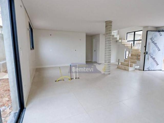 Sobrado para venda em Mercês de 177.00m² com 3 Quartos, 3 Suites e 4 Garagens
