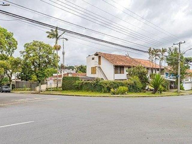 Sobrado para venda em Mercês de 179.00m² com 5 Quartos, 1 Suite e 3 Garagens