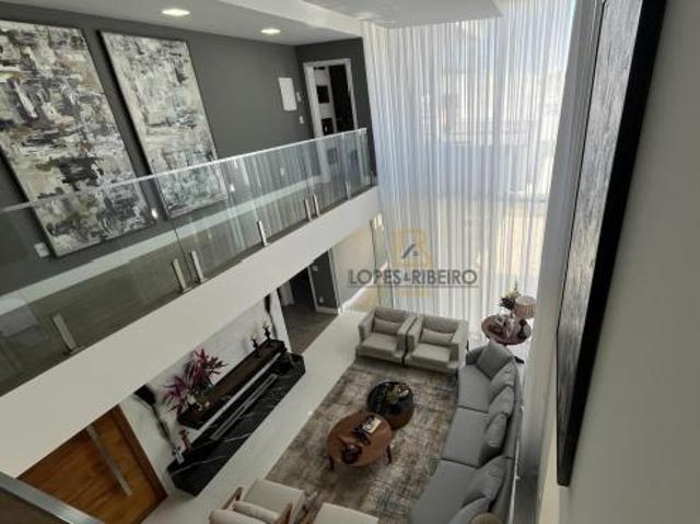 Sobrado para venda em Sociedade Hípica De Botucatu de 410.00m² com 3 Quartos, 3 Suites e 6 Garagens