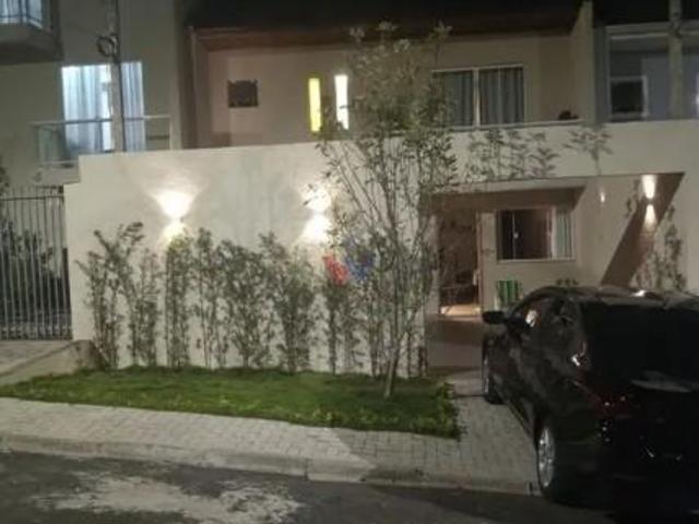Sobrado para venda em Santa Cândida de 180.00m² com 3 Quartos e 3 Garagens
