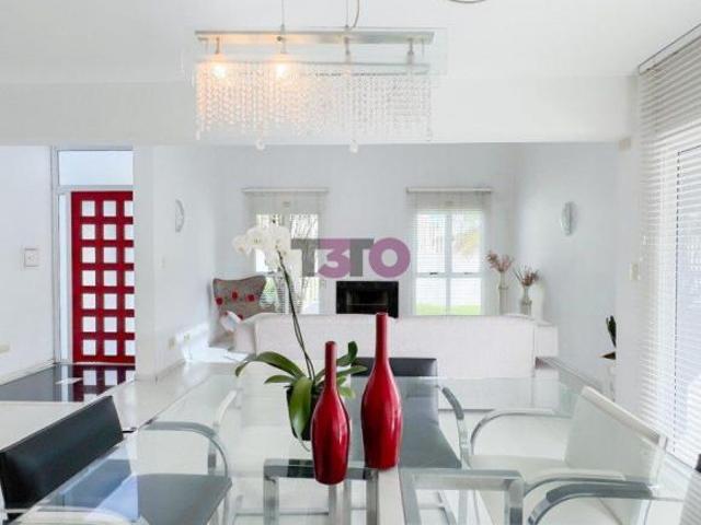 Sobrado para venda em Santa Felicidade de 382.30m² com 4 Quartos, 3 Suites e 6 Garagens