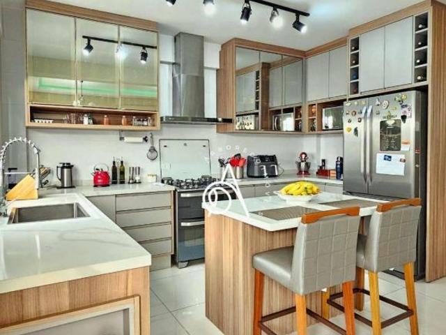 Sobrado para venda em Portão de 258.00m² com 3 Quartos, 1 Suite e 3 Garagens