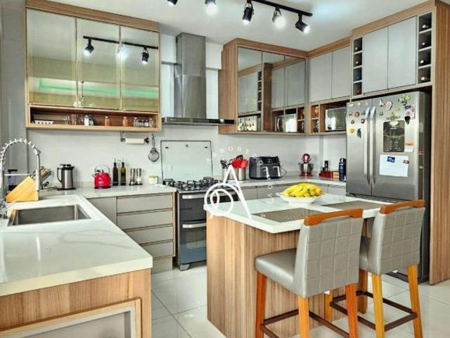 Sobrado para venda em Portão de 258.00m² com 3 Quartos, 1 Suite e 3 Garagens