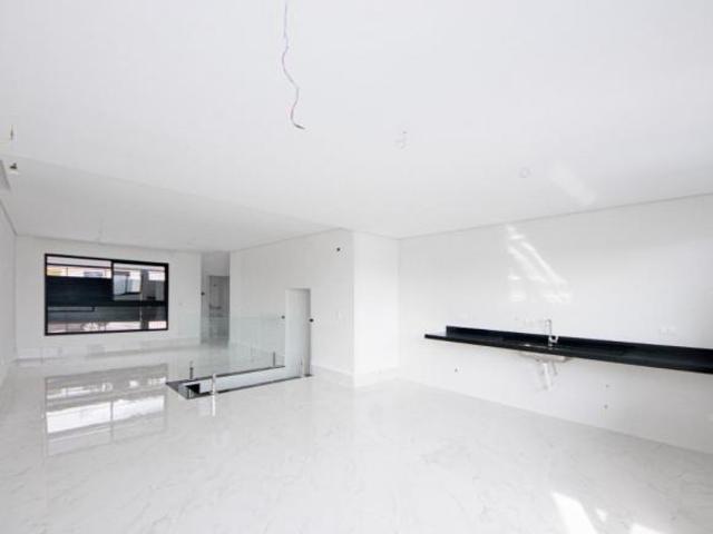 Sobrado para venda em Portais Polvilho com 3 quartos, sendo 3 suítes, 189m²