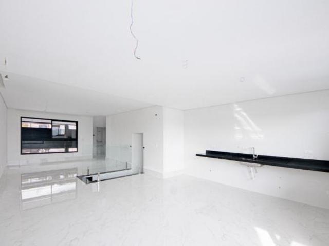 Sobrado para venda em Portais Polvilho com 3 quartos, sendo 3 suítes, 189m²