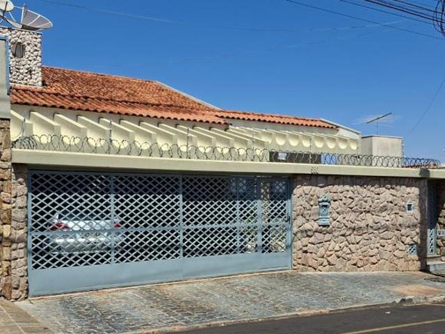 Sobrado para venda em Residencial Baldassari com 5 quartos, sendo 1 suíte, 368m²