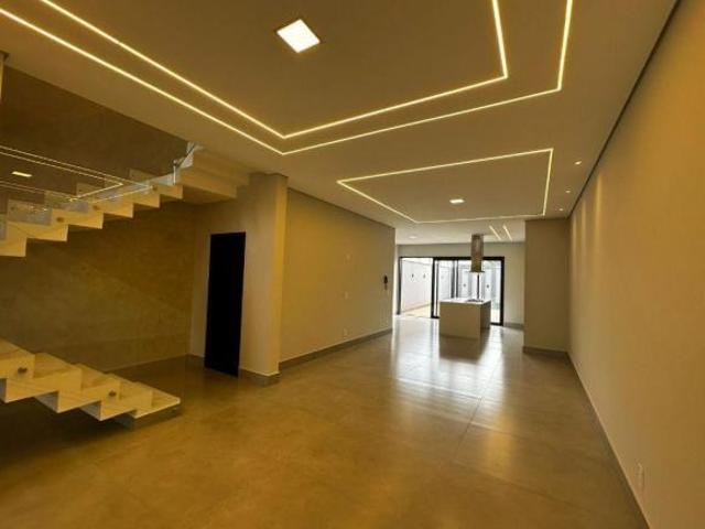 Sobrado para venda em Residencial Jacira de 220.00m² com 3 Quartos, 3 Suites e 4 Garagens