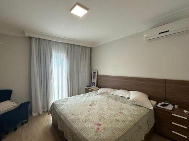 Sobrado para venda em Terras Di Siena de 384.00m² com 4 Quartos, 1 Suite e 2 Garagens