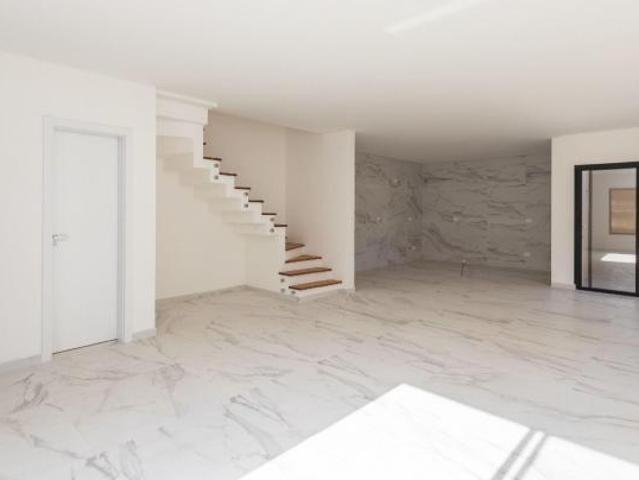 Sobrado para venda em Uberaba de 145.00m² com 3 Quartos, 3 Suites e 6 Garagens