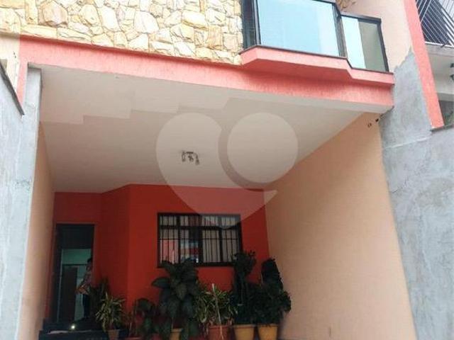 Sobrado para venda em Utinga de 150.00m² com 3 Quartos, 3 Suites e 4 Garagens